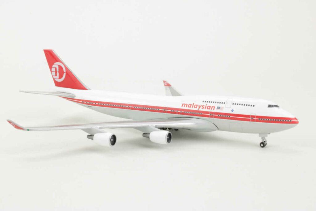 Boeing 747-400 Malaysia Airlines Berhad "Retro colors" 9M-MPP Herpa ...