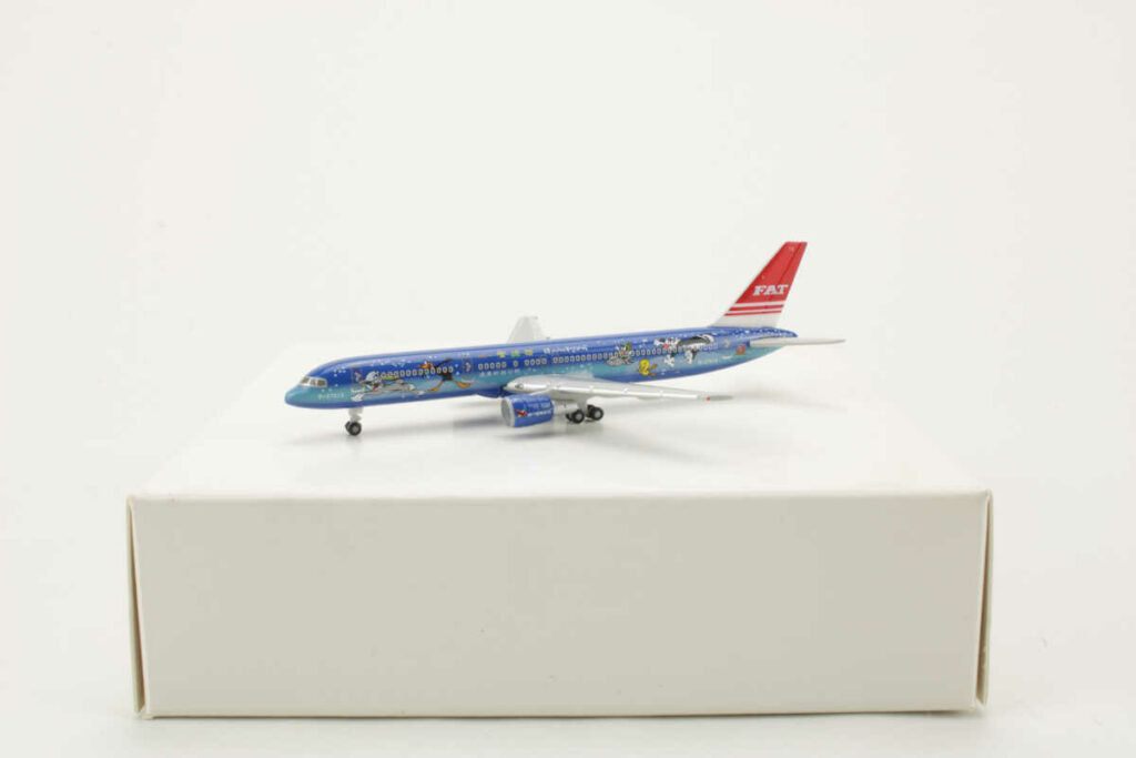 Boeing 757-200 FAT Far Eastern Air Transport "Warner Brothers" B-27013 ...