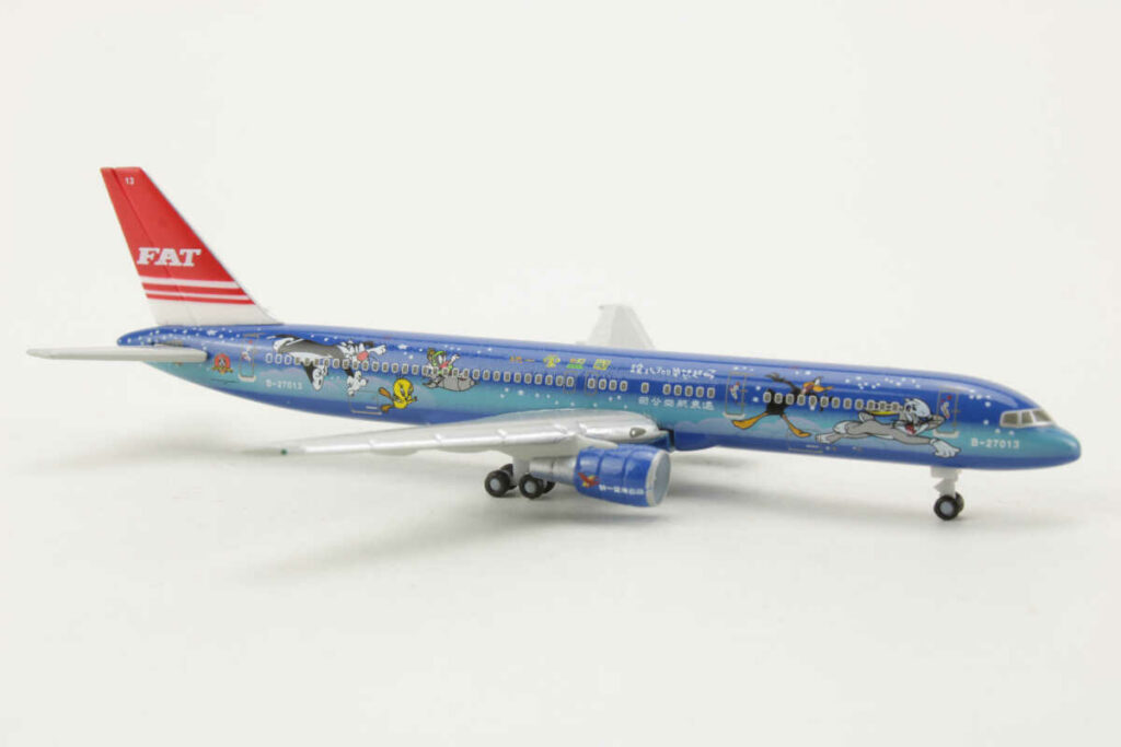 Boeing 757-200 FAT Far Eastern Air Transport "Warner Brothers" B-27013 ...